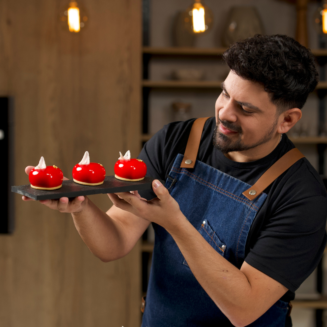 Mini Gateaux: Corazón de Frambuesa, Tarta Banoffee, Lingote de Naranja ...